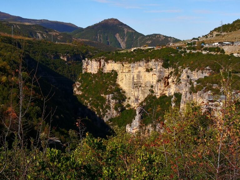 Von der Osum- Schlucht über Gjirokastra zum Blue Eye - biene-on-tour.de Von der Osum- Schlucht über Gjirokastra zum Blue Eye - biene-on-tour.de