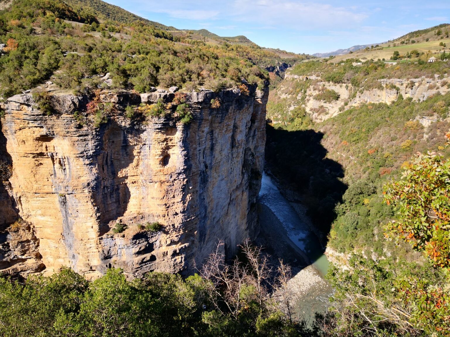 Von der Osum- Schlucht über Gjirokastra zum Blue Eye - biene-on-tour.de Von der Osum- Schlucht über Gjirokastra zum Blue Eye - biene-on-tour.de