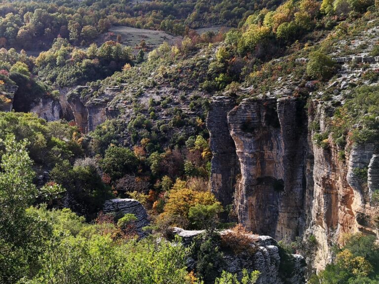 Von der Osum- Schlucht über Gjirokastra zum Blue Eye - biene-on-tour.de Von der Osum- Schlucht über Gjirokastra zum Blue Eye - biene-on-tour.de