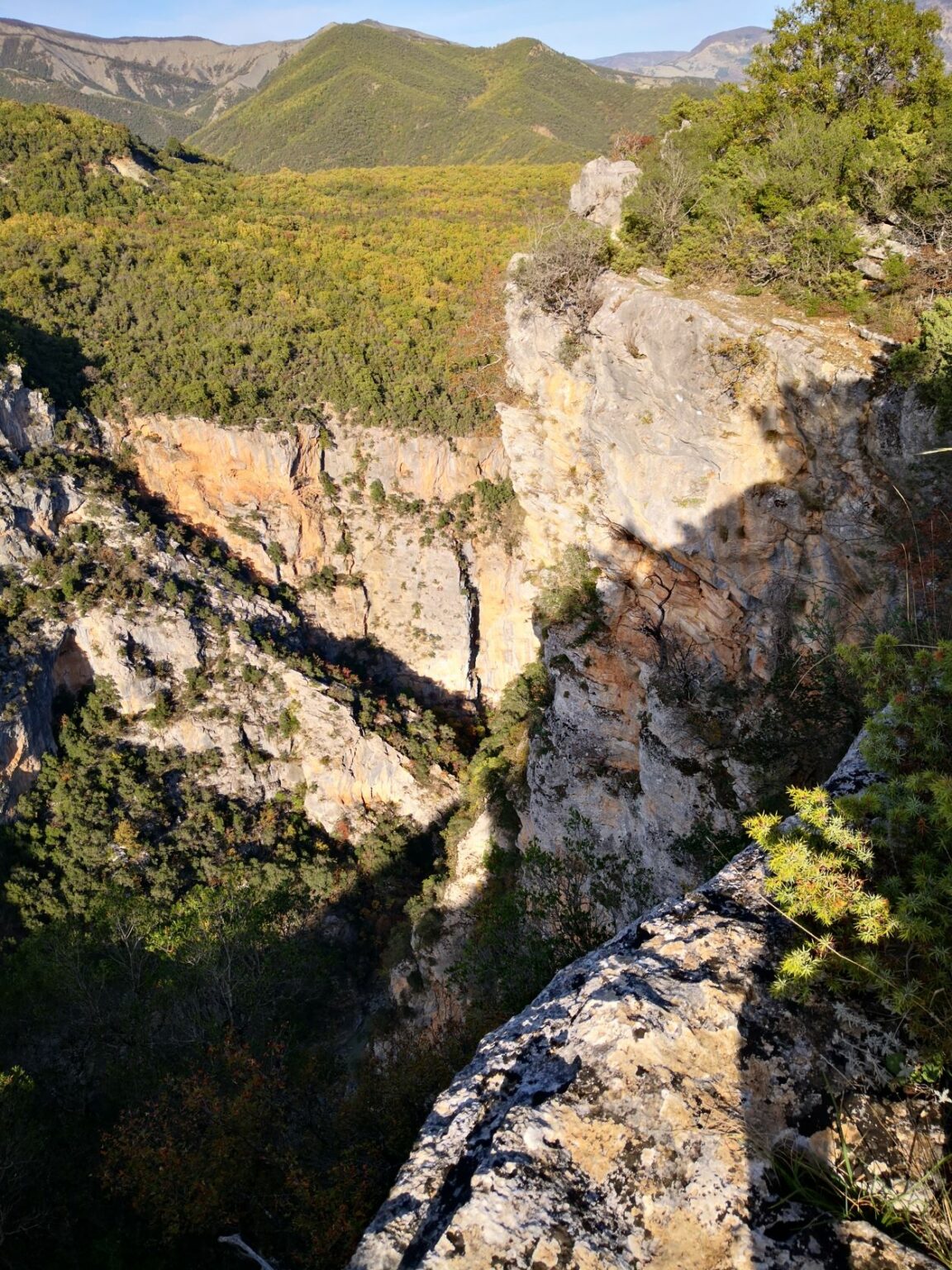 Von der Osum- Schlucht über Gjirokastra zum Blue Eye - biene-on-tour.de Von der Osum- Schlucht über Gjirokastra zum Blue Eye - biene-on-tour.de